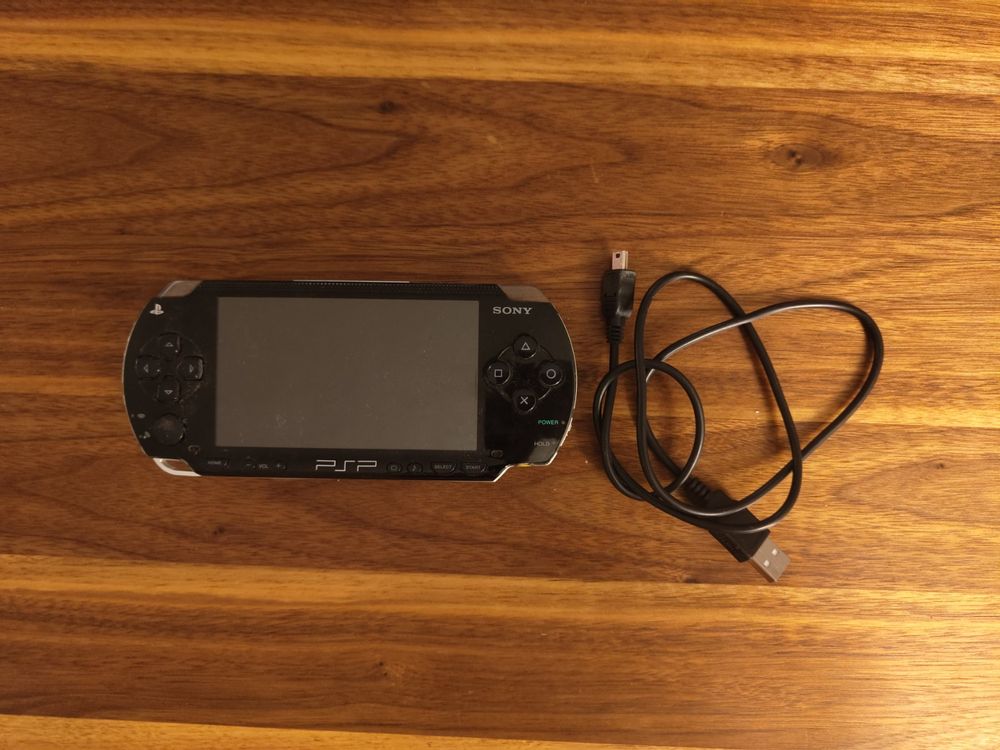 PSP inkl. USB-Kabel & 2GB Memory (Ohne Ladekabel & Batterie) (Gebraucht ...