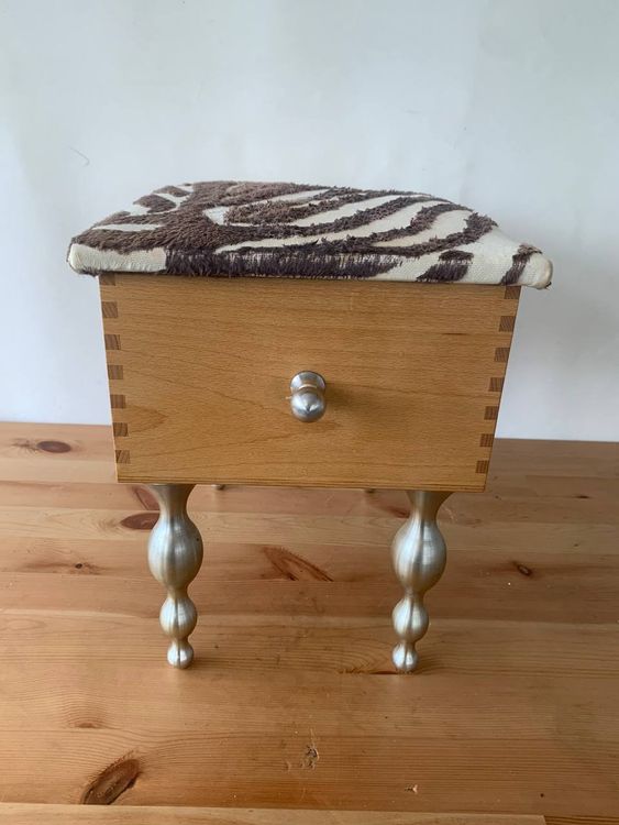 Handgemachter kleiner Hocker mit Stauraum L 5485 | Kaufen auf Ricardo