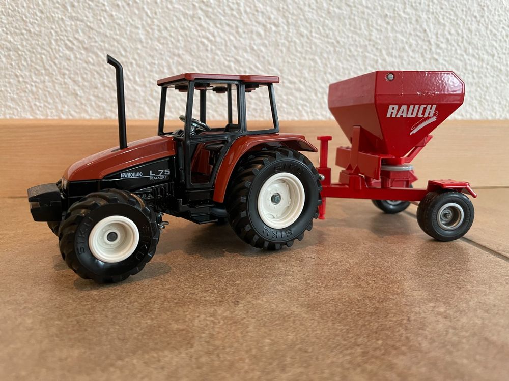 SIKU New Holland L75 Fiatagri mit Rauch Düngerstreuer (Neu und ...