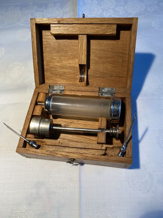 Antike Spritze Garsano im Holzkasten, Rarität! (Gebraucht) in Trübbach für CHF 9.9 – mit ...