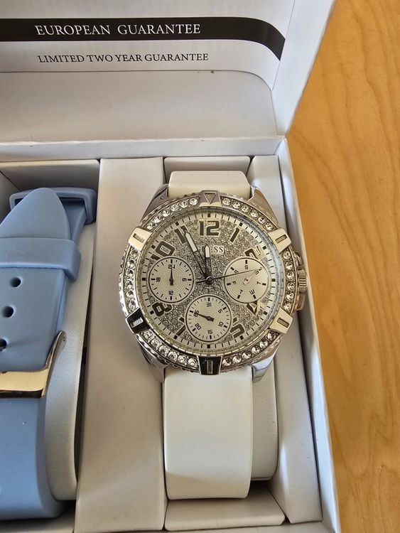 Magnifique montre Guess avec brillants neuf sous emballage (Neuf avec emballage d'origine) à ...