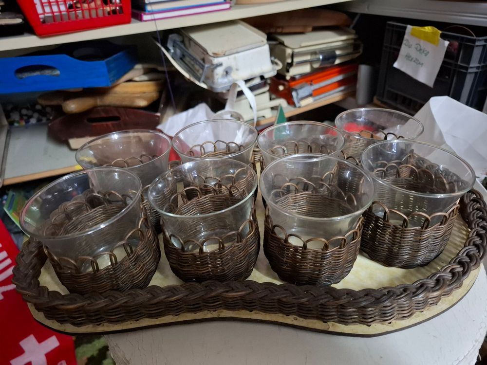 Vintage Gläserset mit Tablett, 8-teilig, Rattanoptik (Gebraucht) in Schönholzerswilen für CHF 7 ...