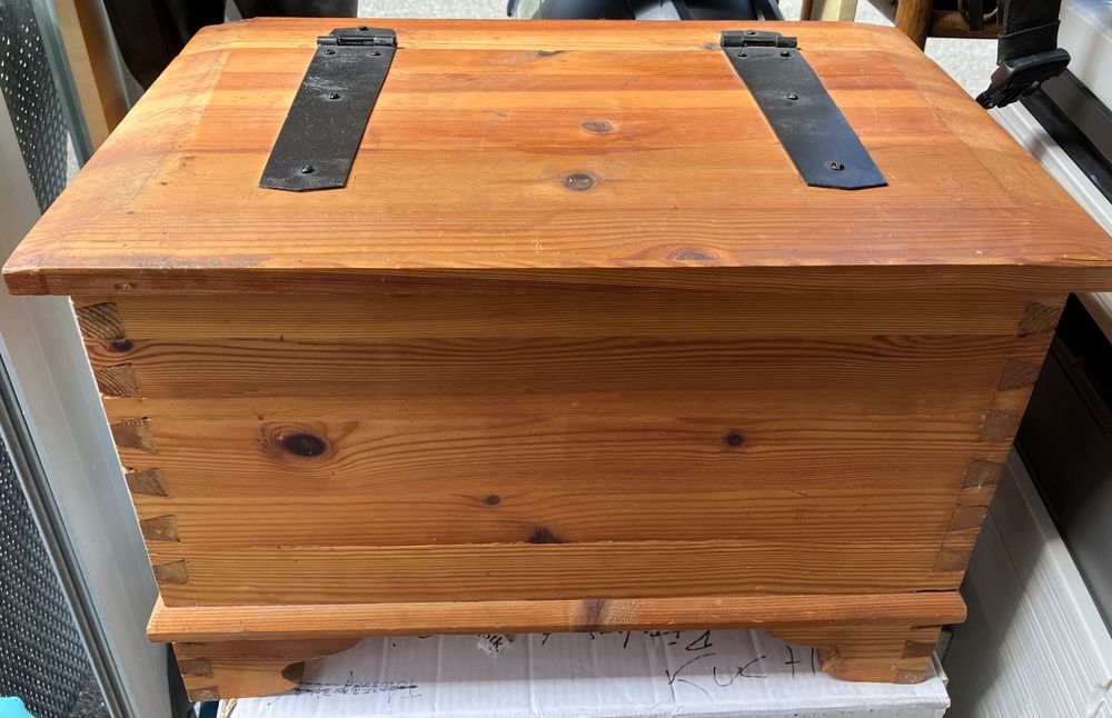 Massiv Holz Truhe mit Eisenbeschlägen Handarbeit B/H/T 53-35 (Gebraucht ...