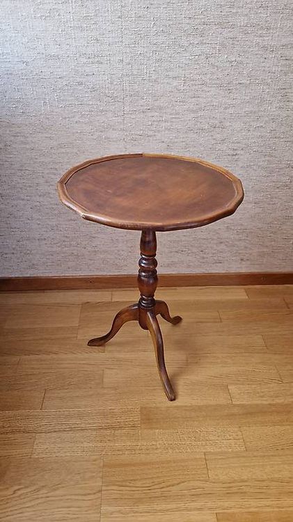 Petit guéridon de style anglais en bois, pied tripode tourné (Gebraucht ...