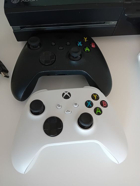 XBOX ONE& 2 Controller& Ladestation | Kaufen auf Ricardo