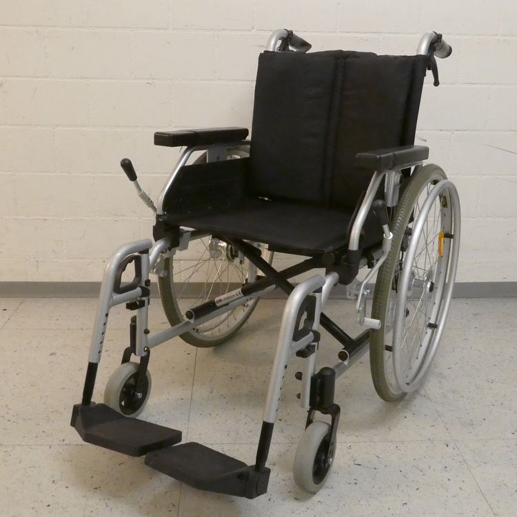 Rollstuhl B&B, SB 45 cm, Zusatzbremsen, nur CHF 209 (Gebraucht) in Lengnau für CHF 219 – mit ...