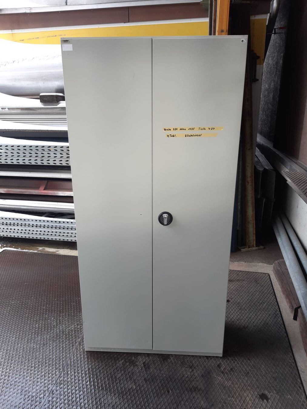 Massiver Metall-Schrank Nufer, 4 Tablare, 2 Schlüssel (Gebraucht) in ...