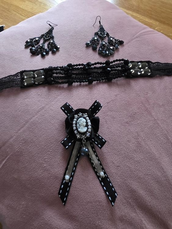 Schwarzes Trachtenschmuck-Set Choker, Brosche & Ohrringe (Gebraucht) in Mariastein für CHF 35 ...