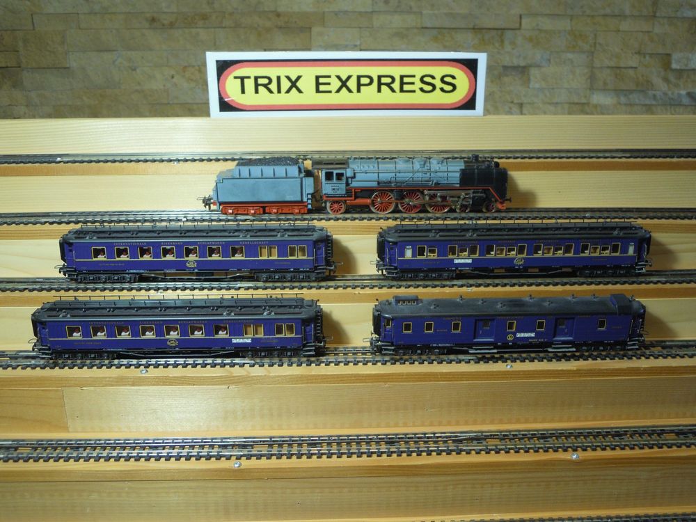 Trix Express Dampflok mit 4 Wagen blau (Gebraucht) in Saanen für CHF 185 – mit Lieferung auf ...