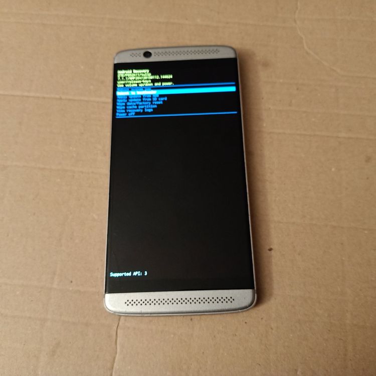ZTE Axon 7 Modell A2017G, bootet nicht, bleibt hängend (Defekt) in Winterthur für CHF 13 – mit ...