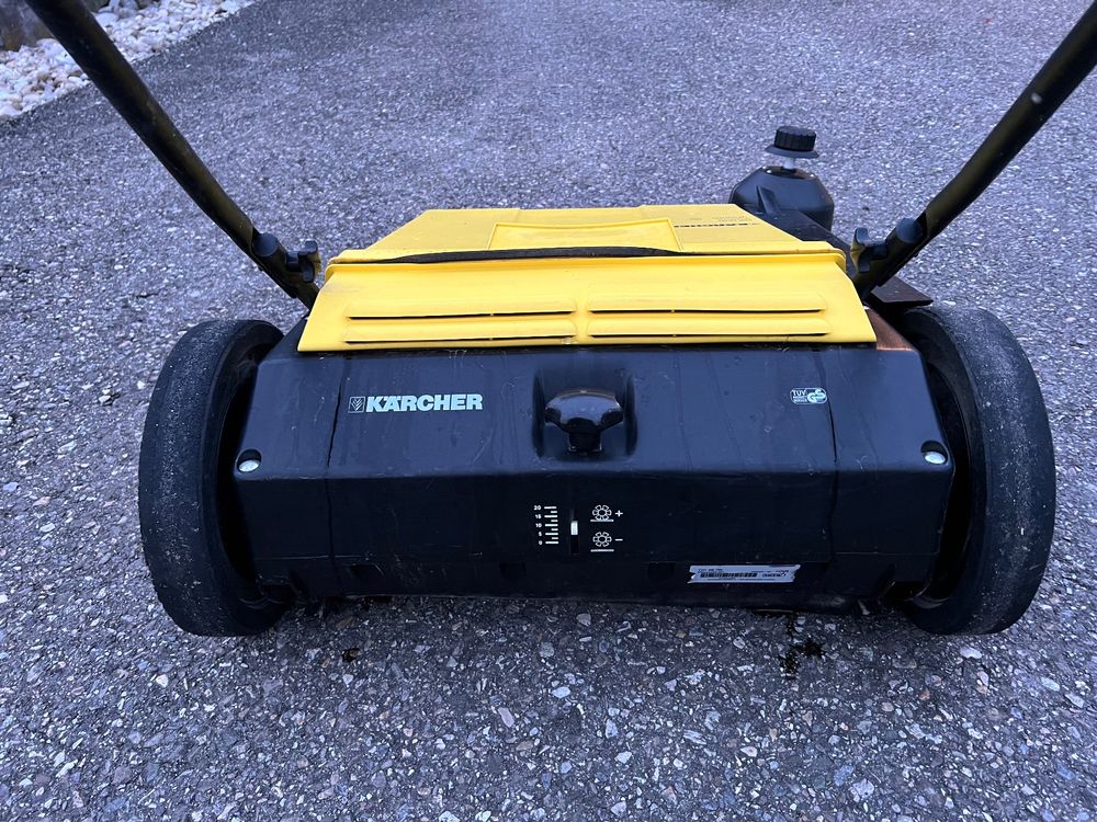 KÄRCHER KM 700 S Handkehrmaschine (Gebraucht) in Lützelflüh-Goldb für ...