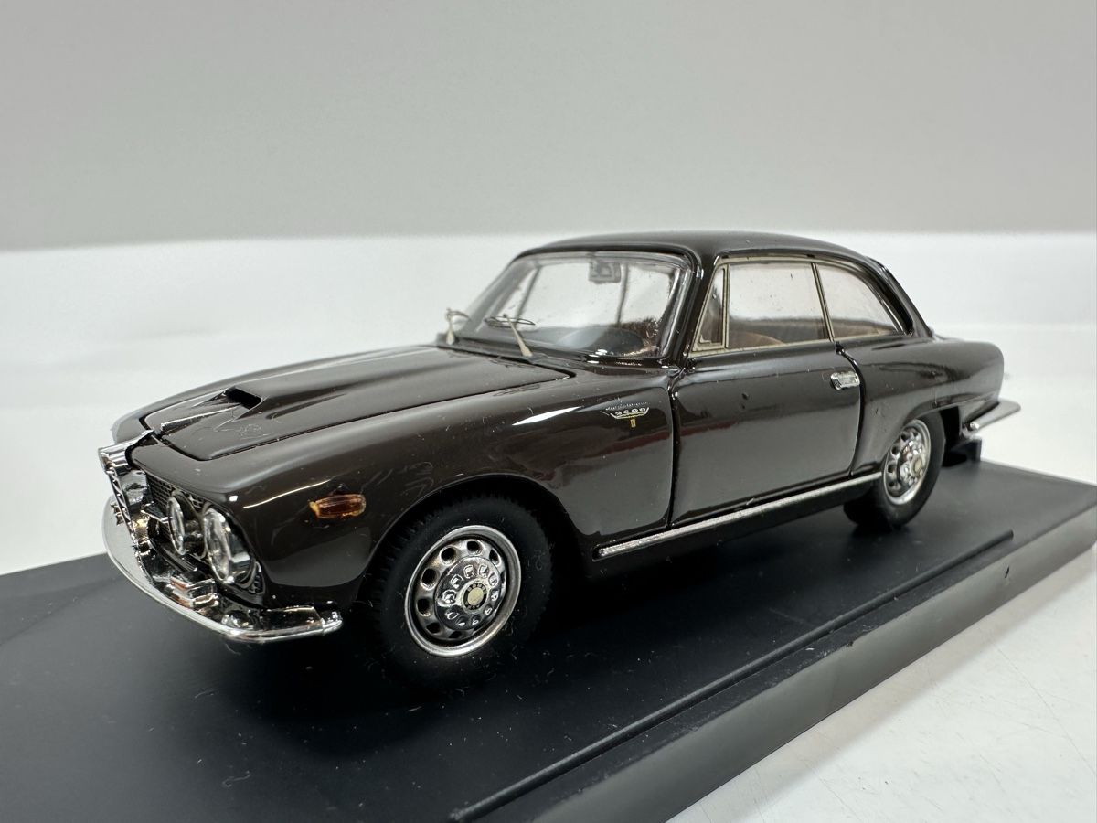 1962 Alfa Romeo 2600 Sprint Street 1:43, inkl.Acrylbox, BANG (Neu ...