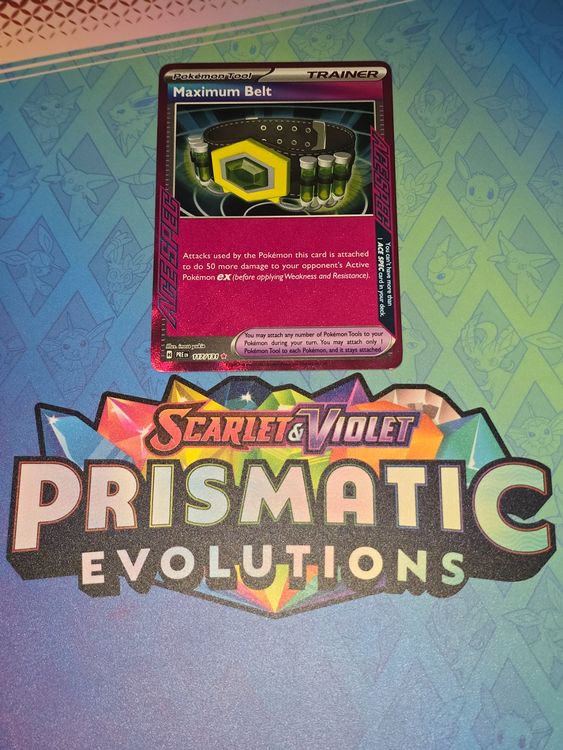 Pokemom Prismatic Evolutions 》Maximum Belt (Neu und originalverpackt ...