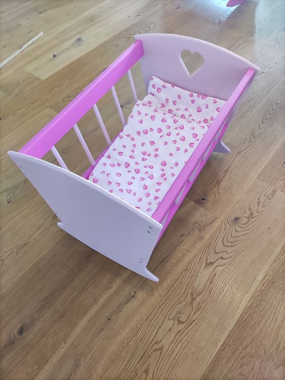 Puppenwiege/Bäbibett, Holz rosa weiss Bettchen Babywiege Sch (Gebraucht) in Bözen für CHF 35 ...
