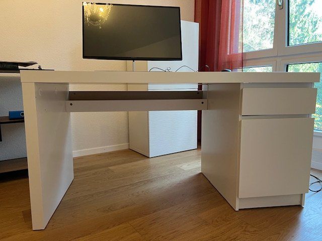 Schreibtisch MALM – Weiss, 140 × 65 cm – Top Zustand! (Gebraucht) in ...