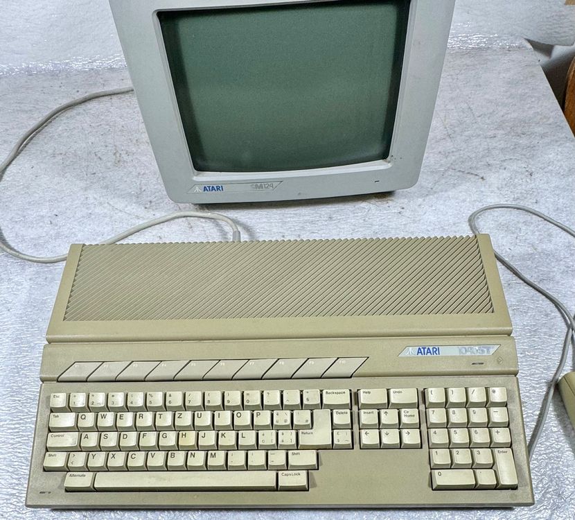 Vintage Atari 1040 ST mit Monitor SM124 (Gebraucht) in Root für CHF 60 ...