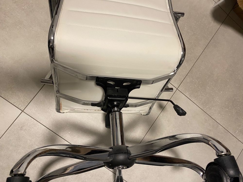 Schöner weisser Bürostuhl aus Leder (Gebraucht) in Mettmenstetten für CHF 50 – nur Abholung auf ...