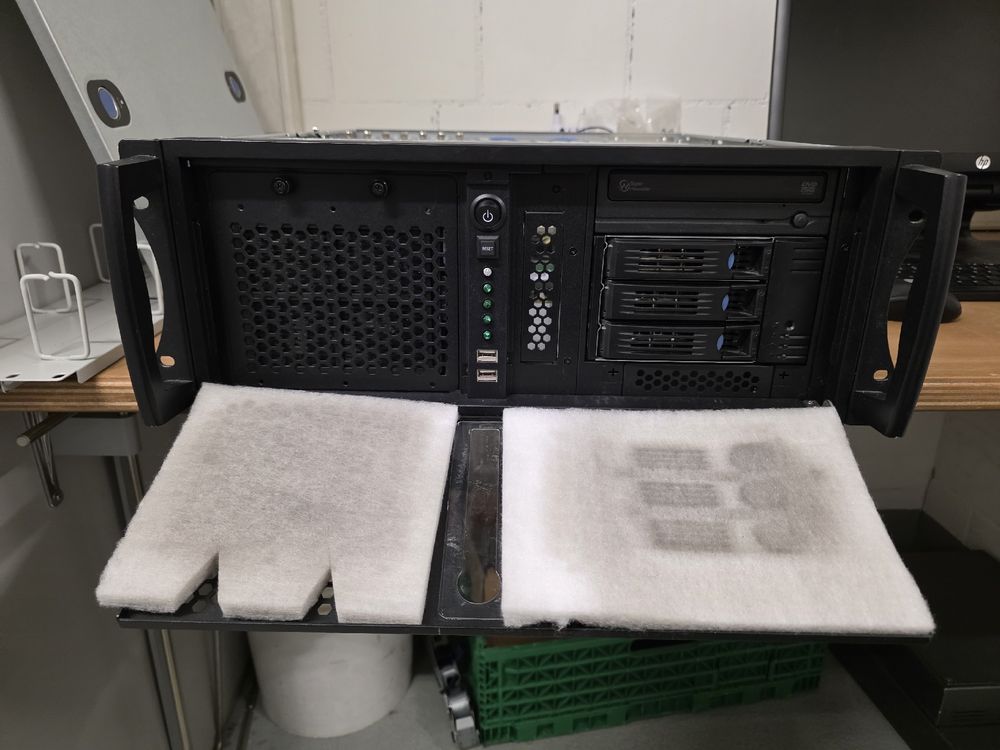 Chenbro rm42200 usb 3.0. rack enclosure (Gebraucht) in Zweisimmen für ...