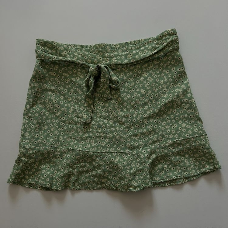 Minirock mit Blumenmuster (Neu (gemäss Beschreibung)) in Lyss für CHF 12 – mit Lieferung auf ...