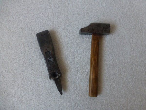 Alter Dengelamboss mit Hammer | Kaufen auf Ricardo