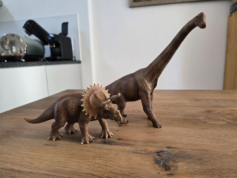 2 Schleich Dinos: Brachiosaurus & Triceratops (Gebraucht) in Chur für CHF 12 – mit Lieferung auf ...