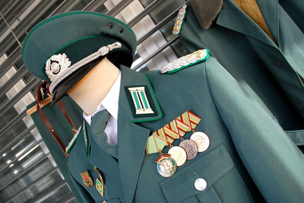 DDR Polizei Oberst Uniform Set 1980-1990 (Gebraucht) in Biel/ Bienne ...