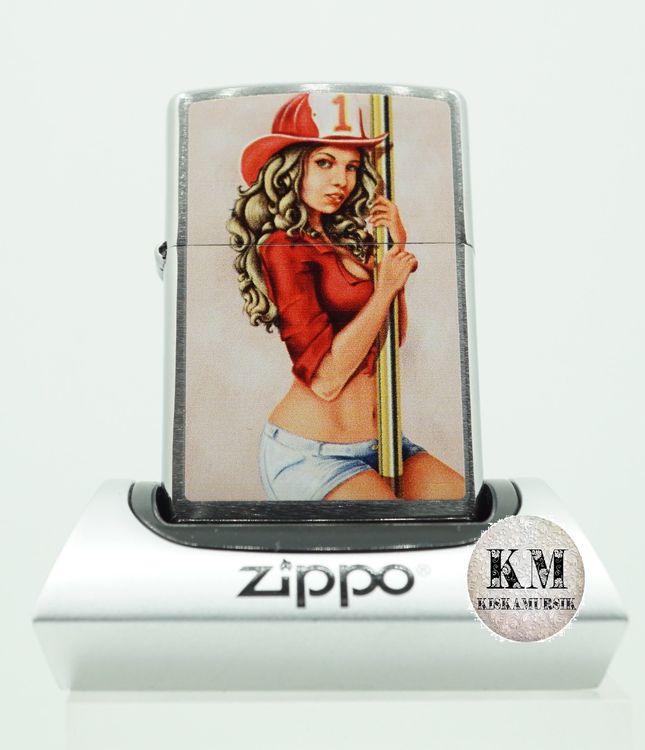 ZIPPO® PIN-UP - FIREFIGHTER - PRINT - 2013 - UNGEZÜNDET (Neu (gemäss Beschreibung)) in Mels für ...