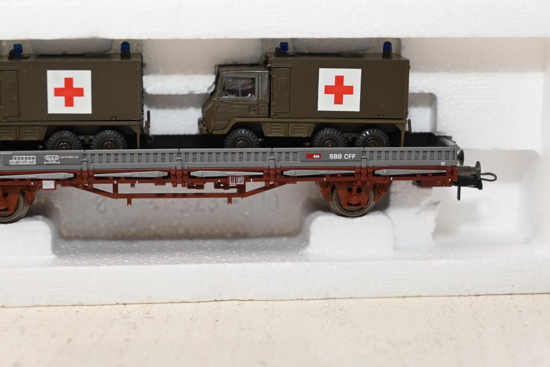 Flachwagen Roco mit Militär Ambulanz HO/AC mit OVP (Gebraucht) in ...