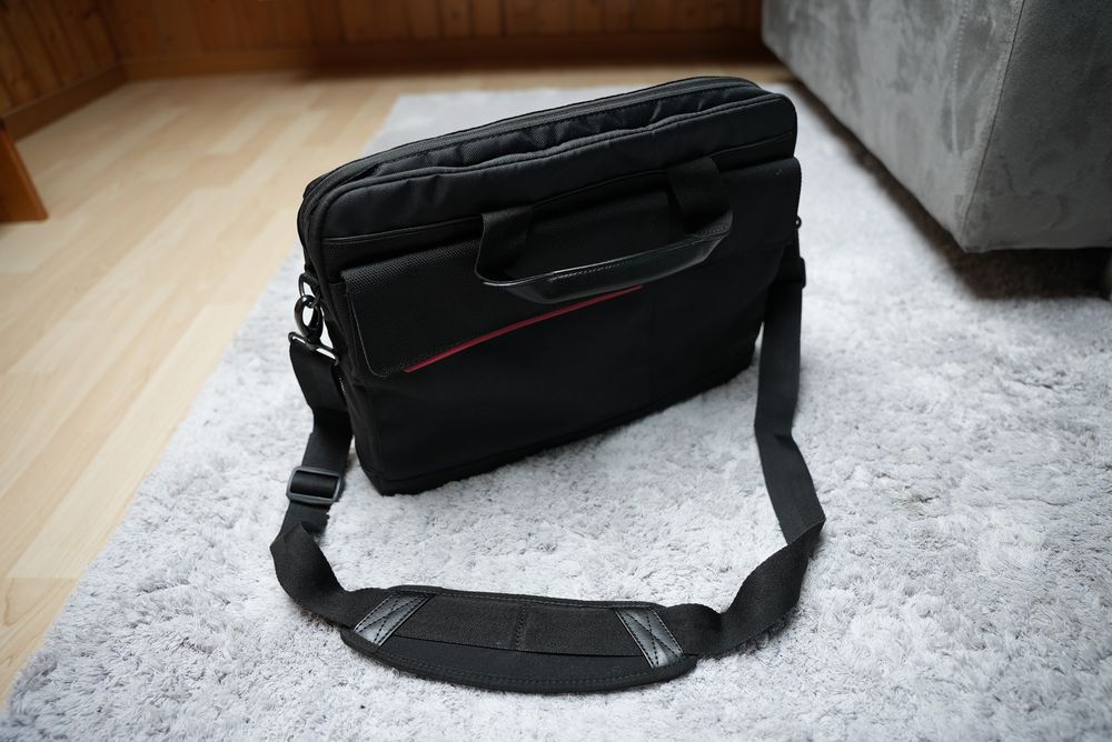 Solide Laptop Tasche 15 Zoll mit praktischen Magnettaschen | Kaufen auf ...