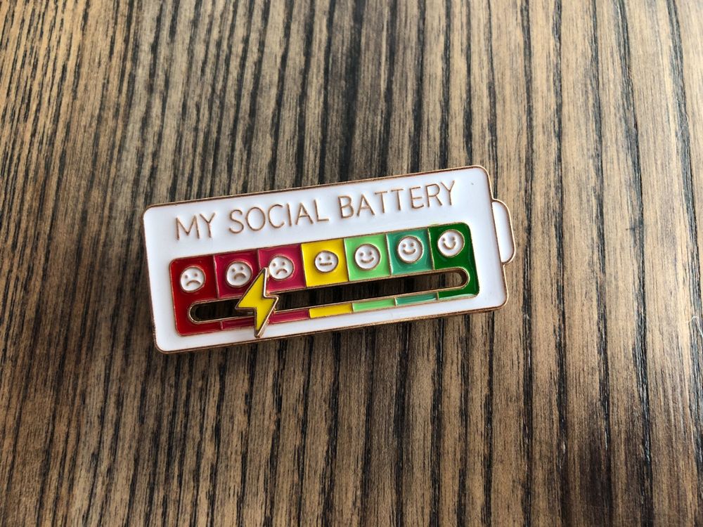 Lustiger Pin Introvert Introvertiert Social Battery INFJ (Neu und ...