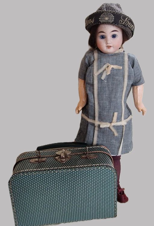 Ancienne poupée + trousseau/Alte Puppe + Kleiderkoffer (Gebraucht) in ...
