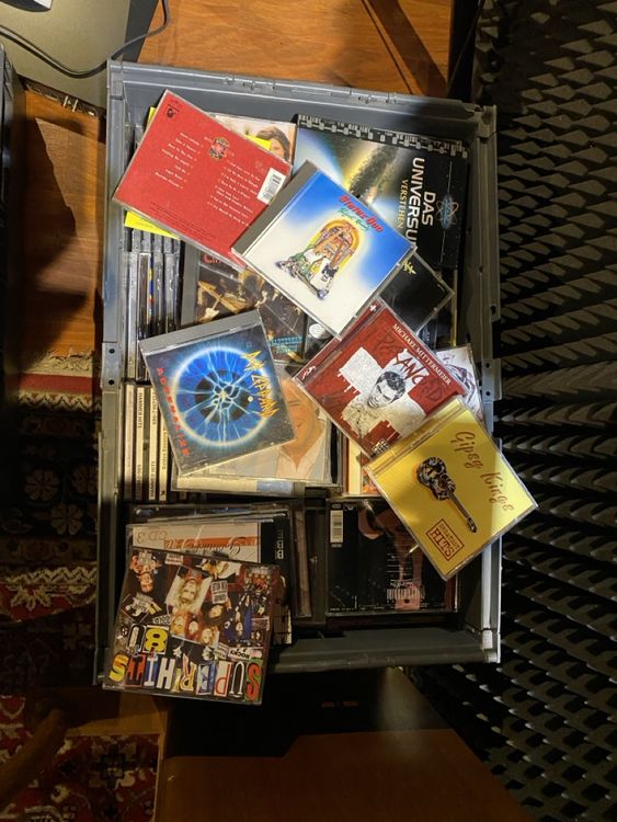 Je eine Kiste DVD‘s und CD‘s und DVD Player (Gebraucht) in Trachslau ...