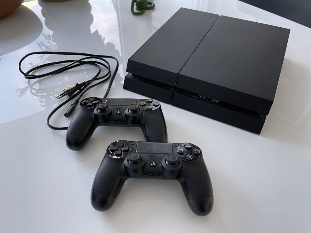 Playstation 4 + 2 controller | Kaufen auf Ricardo