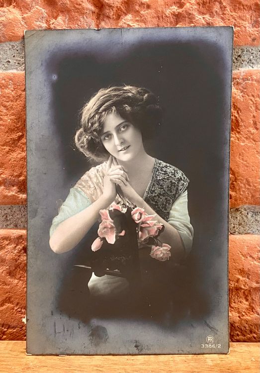 Antike Foto AK Mädchen mit Rosen aus England (Gebraucht) in Root für CHF 1 – mit Lieferung auf ...
