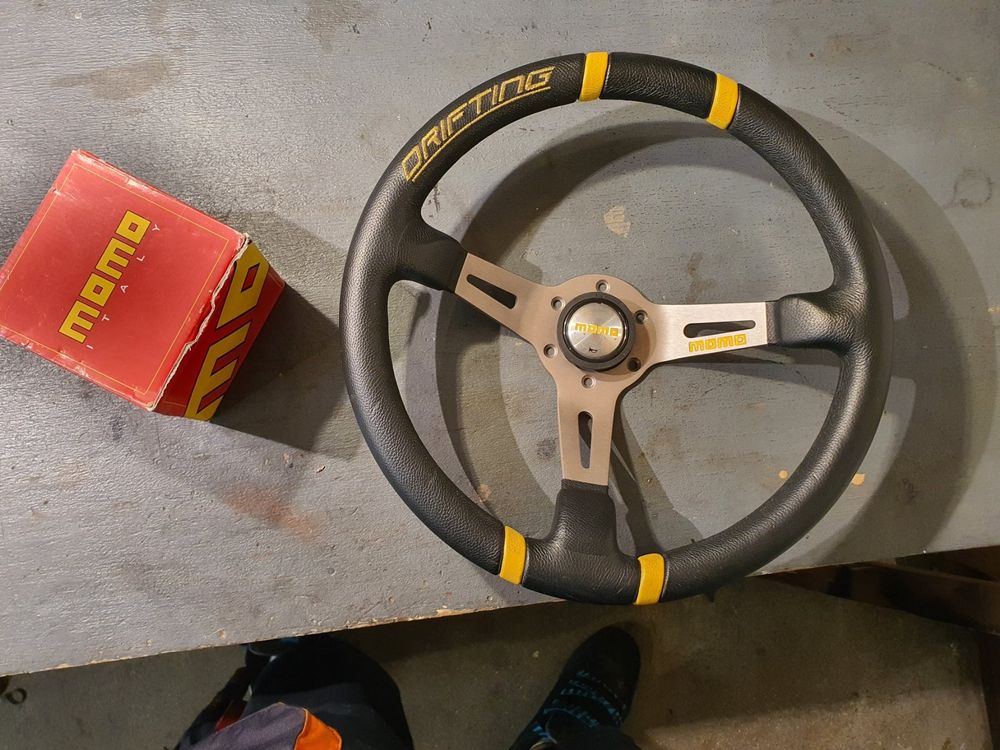 Volant momo drifting (Gebraucht) in Enney für CHF 79 – mit Lieferung ...