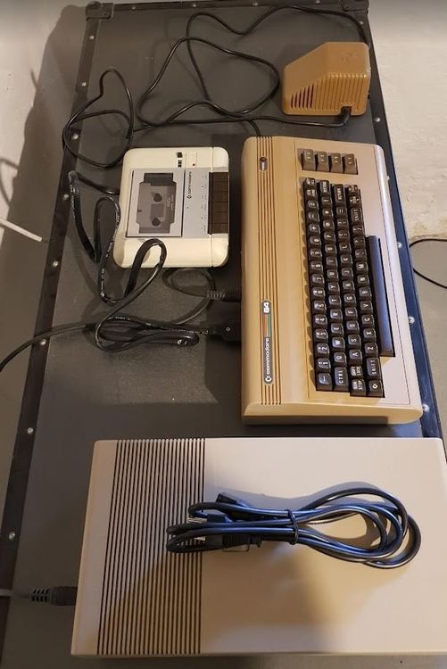 Vintage Commodore 64 + transfo + floppy disk + tape | Kaufen auf Ricardo