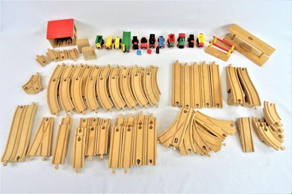 Holzeisenbahn-Set BRIO 88-teilig mit Wagen/Figuren (Gebraucht) in ...