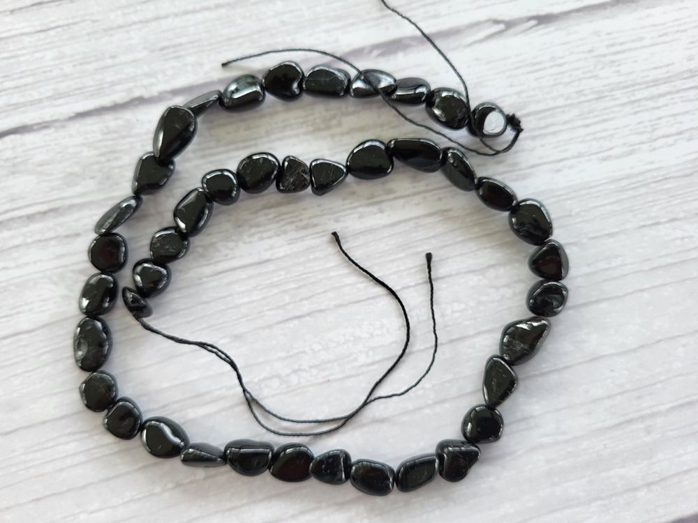 Ein Strang natürlicher schwarzerTurmalin (Neu und originalverpackt) in ...