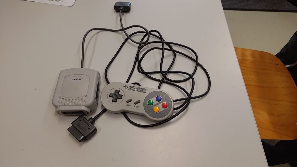 SNES Multiplayer Adapter + 1 Controller | Kaufen auf Ricardo