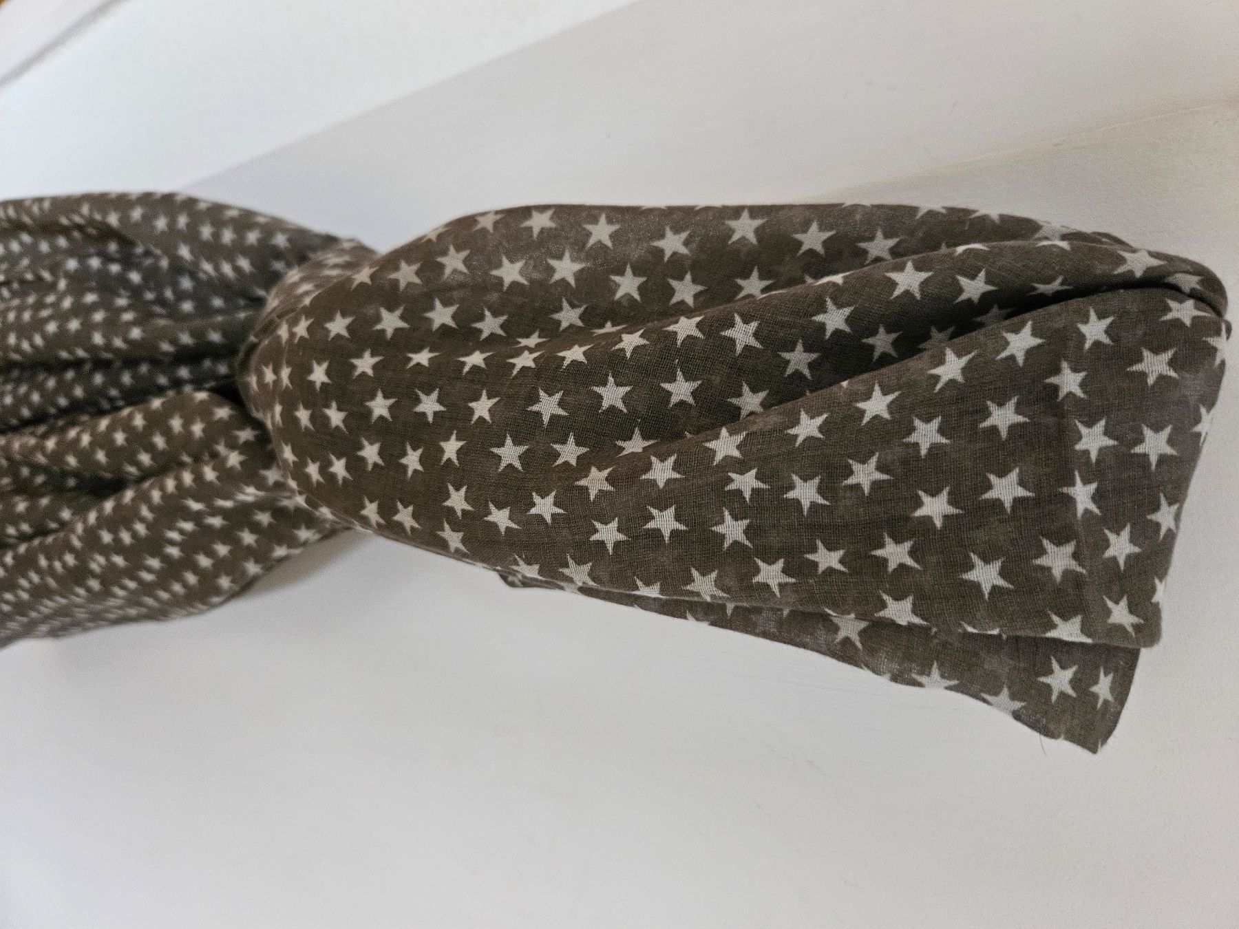 Echarpe avec étoiles (Neuf (Voir description)) à lausanne pour CHF 20 ...