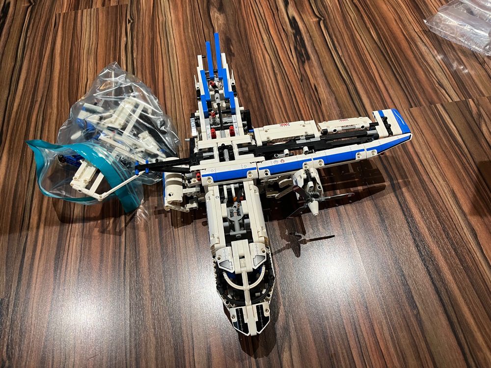 Lego technic avion cargo 42025 complet, partiellement monté (Gebraucht ...