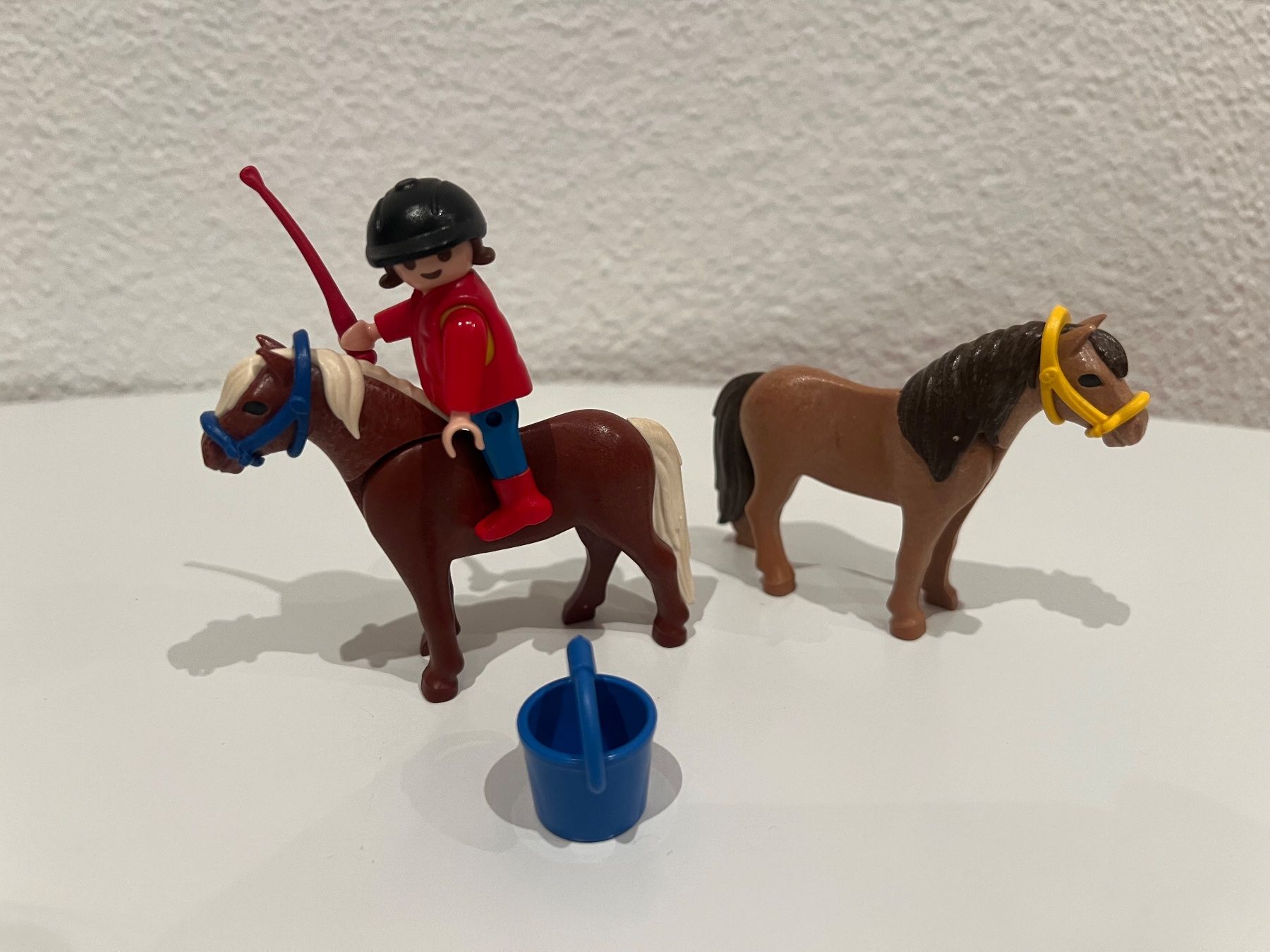 Playmobil Mädchen mit zwei Ponys und Eimer (Gebraucht) in Brunnen für ...