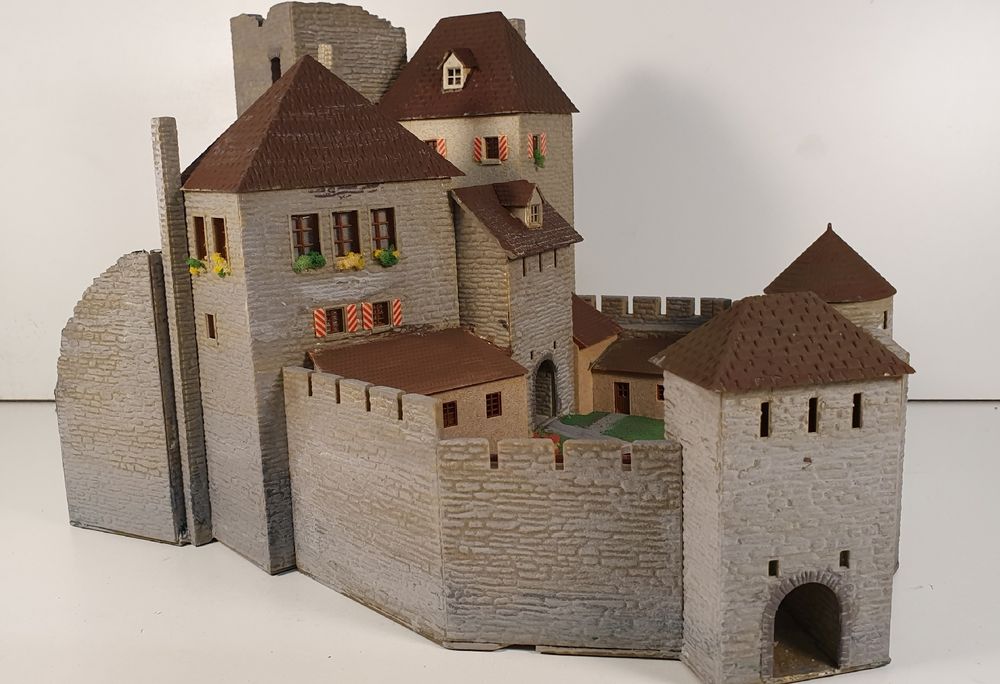 Burg mit angebauter Burgruine H0 (Gebraucht) in Wigoltingen für CHF 21. ...