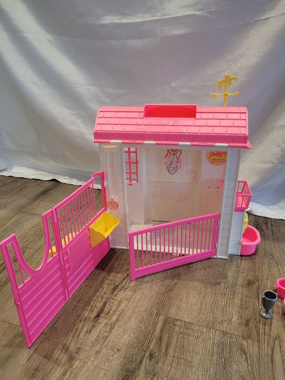 Barbie Pferd Leckermaul, Stall, Picknick Set (Gebraucht) in ...