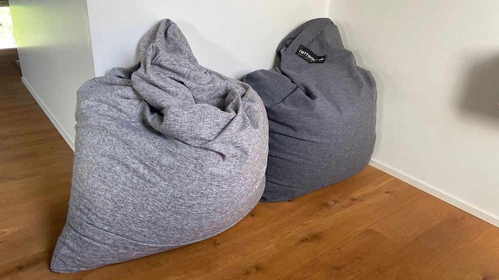 2 XXL-Relax-Sitzsäcke (Fettsack) in hellgrau und anthrazit (Gebraucht ...