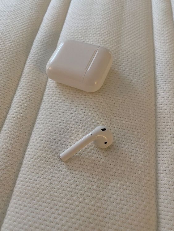 Airpods Case + Airpod rechts (Gebraucht) in für CHF 40 – mit Lieferung ...