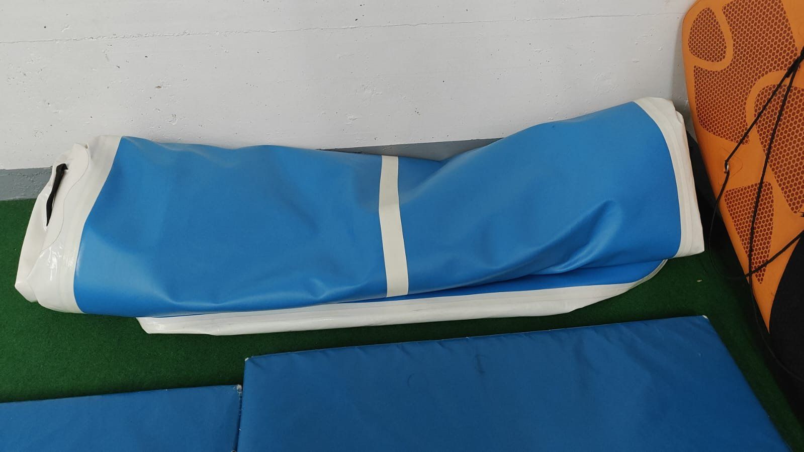 Airtrack 4m x 1.5m x 20cm – Sprungspaß garantiert! (Gebraucht) in ...