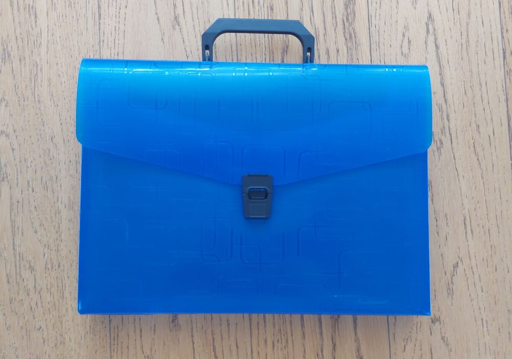 Tragbare Heftbox, Heftmappe A4 (Gebraucht) in Wabern für CHF 3 – mit ...