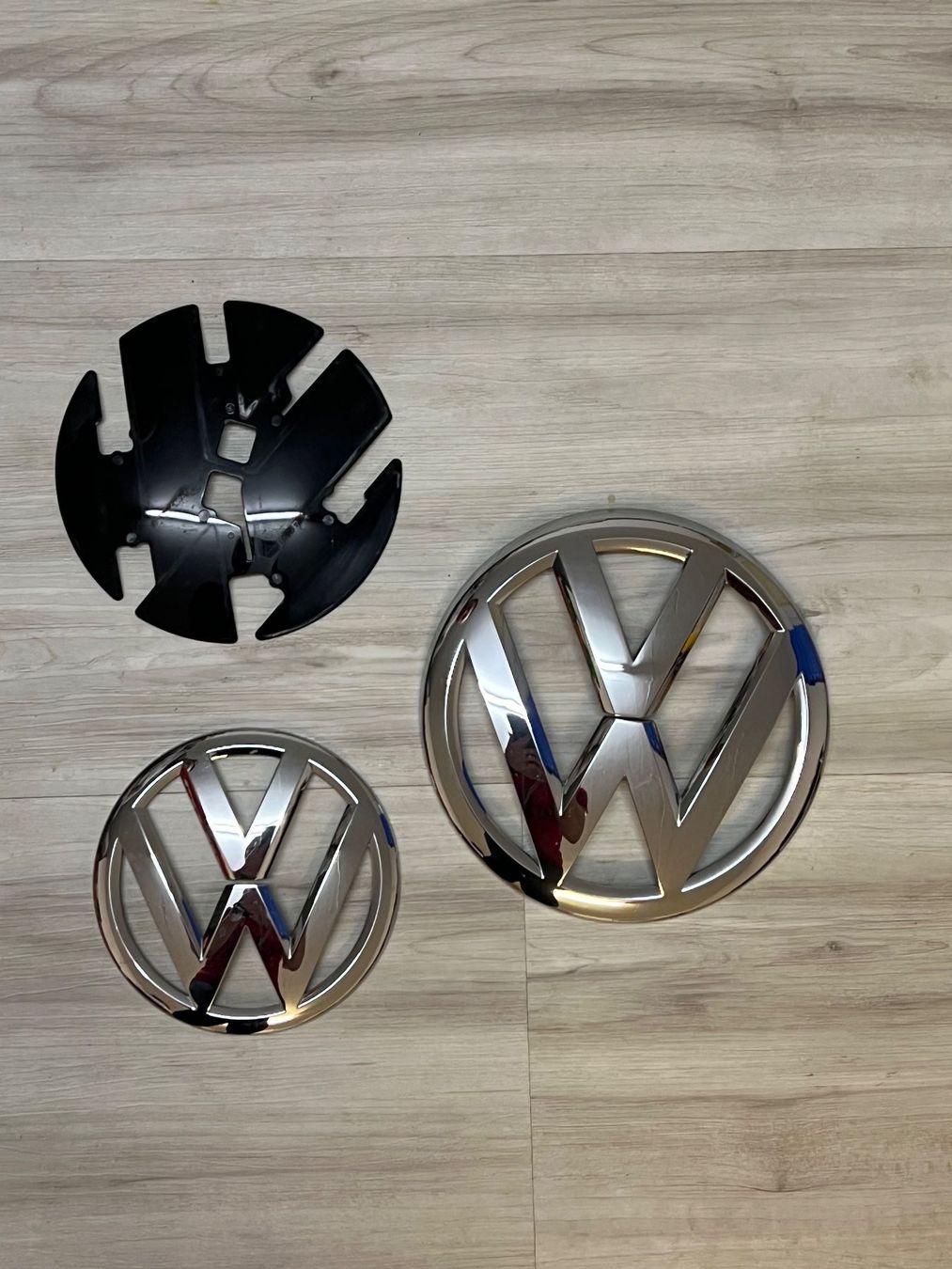 VW Bus Front und hinten Emblem (fast wie neu) (Gebraucht) in Bellach ...