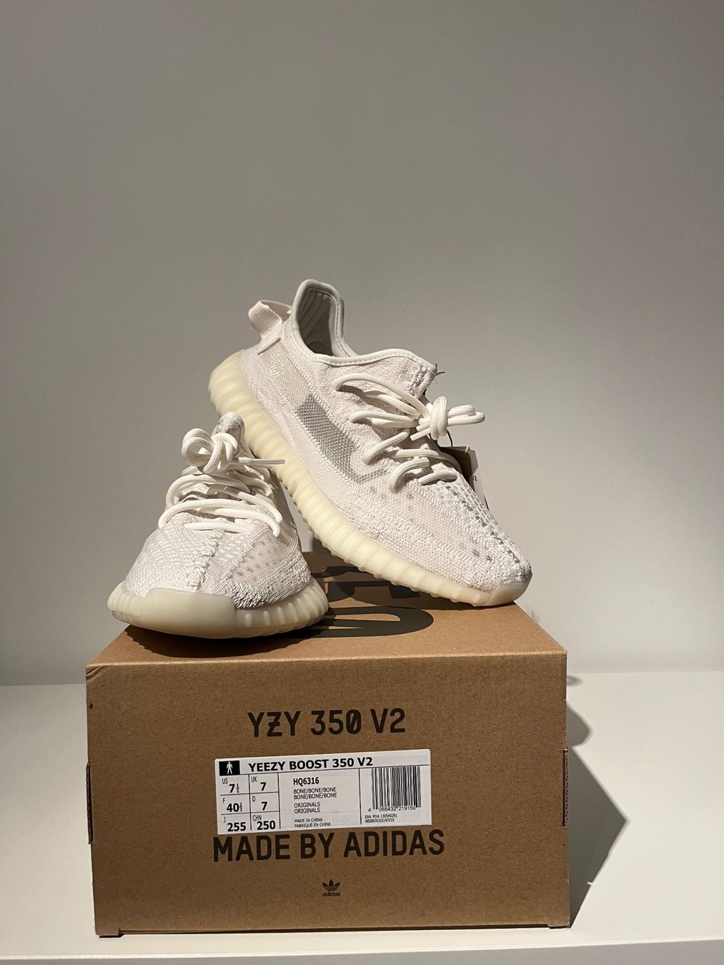 Yeezy Boost 350 V2 Bone, Gr. 40 ⅔ (Neu und originalverpackt) in Uster ...